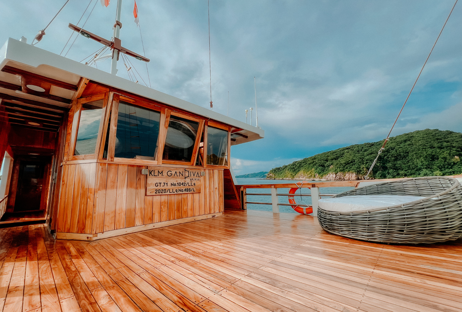 Gandiva Phinisi Sailing Komodo Tour – Bajo Komodo – Sailing Komodo ...
